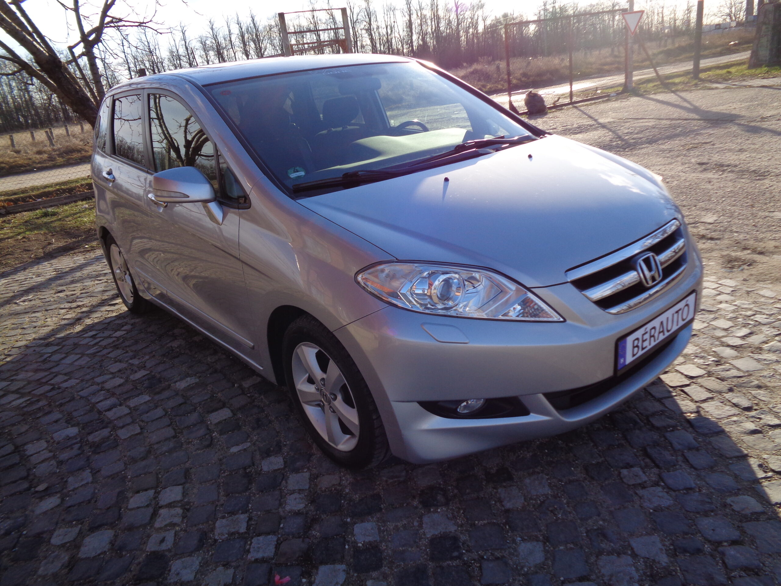 Honda FRV 2.2 diesel 6 személyes – RENT51